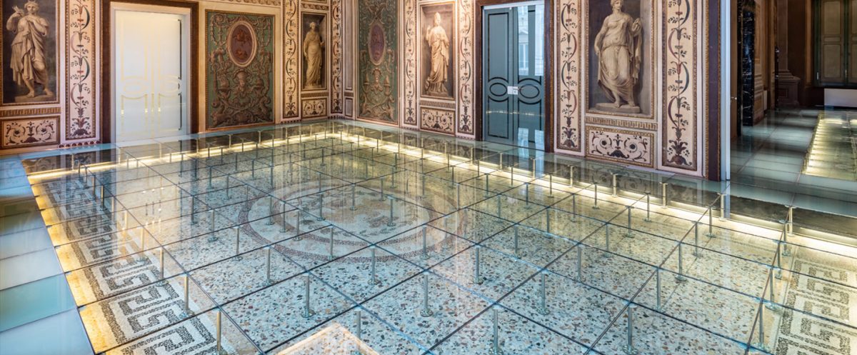 Glass raised floor in transparent or opaque version | Nesite